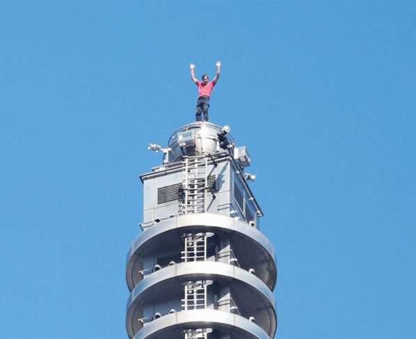 Homem escala prédio mais alto do país sem equipamento de segurança - R1