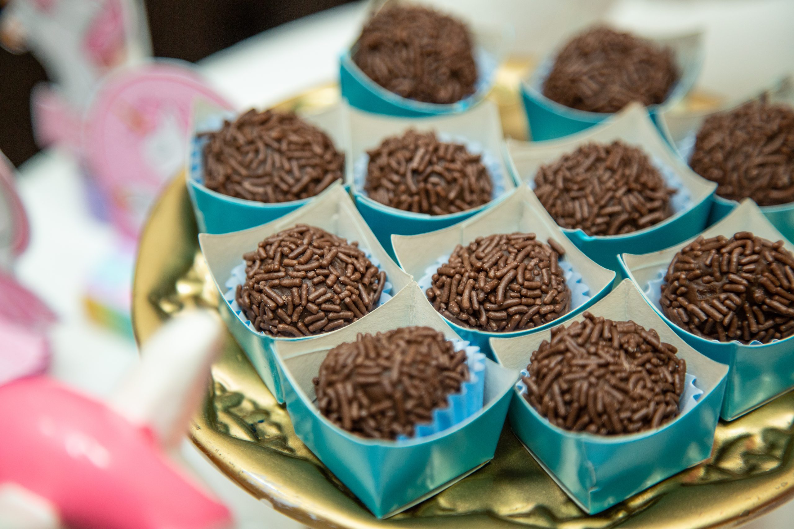 Produto comum em doces de festas infantis é proibido pela Anvisa - R1