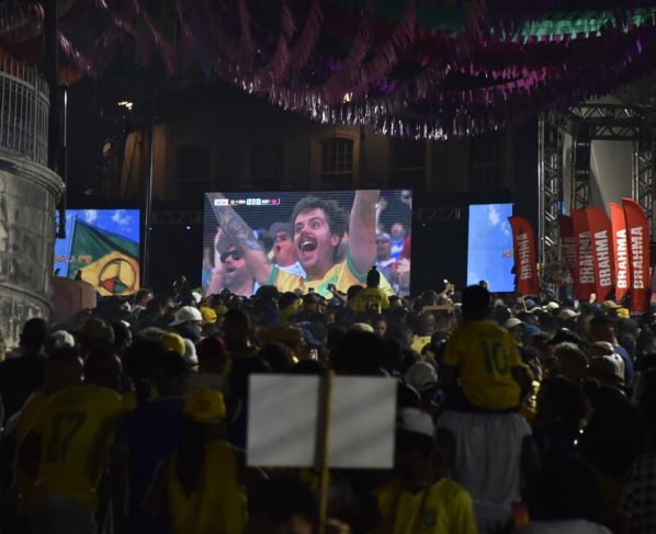 Estreia da Seleção Brasileira leva multidão para o Pelourinho - R1